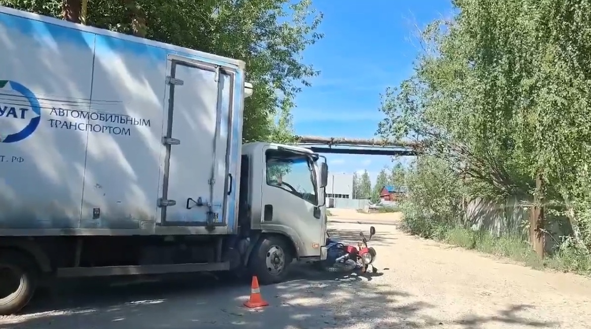 Грузовик и мотоцикл столкнулись в Нижнем Новгороде: пострадала девушка